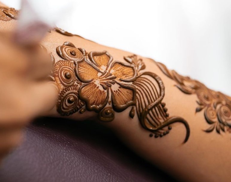 5 Best Mehndi Henna Artists in Dubai with Home Service UAE Insure